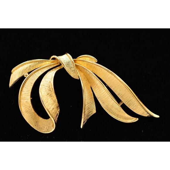 Monet | Jewelry | Monet Vintage Bow Pin Brooch Brushed Gold Textured ...